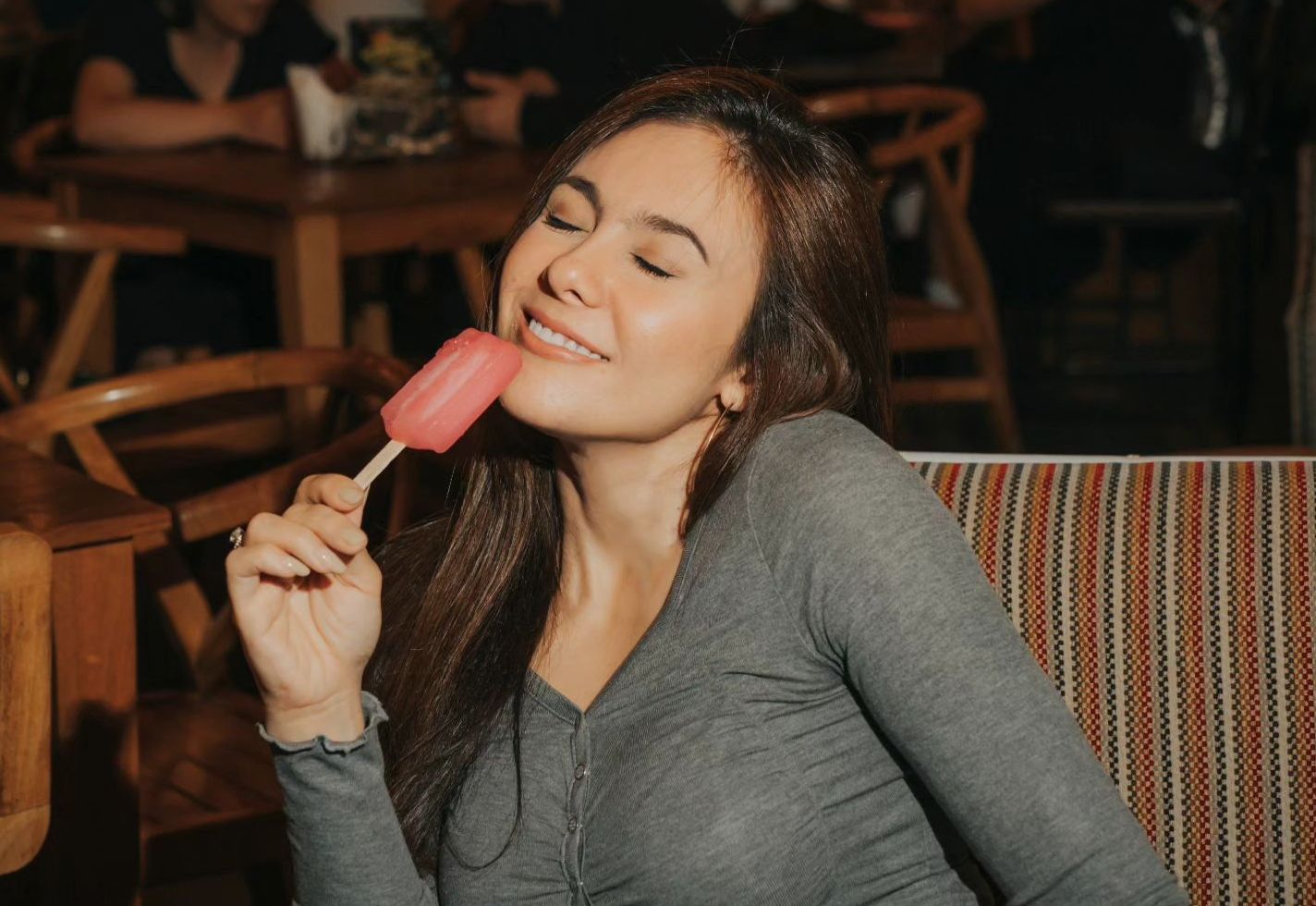 Janda Seksi Wulan Guritno Pakai Sport Bra Saat Naik Sepeda Jadi Sorotan