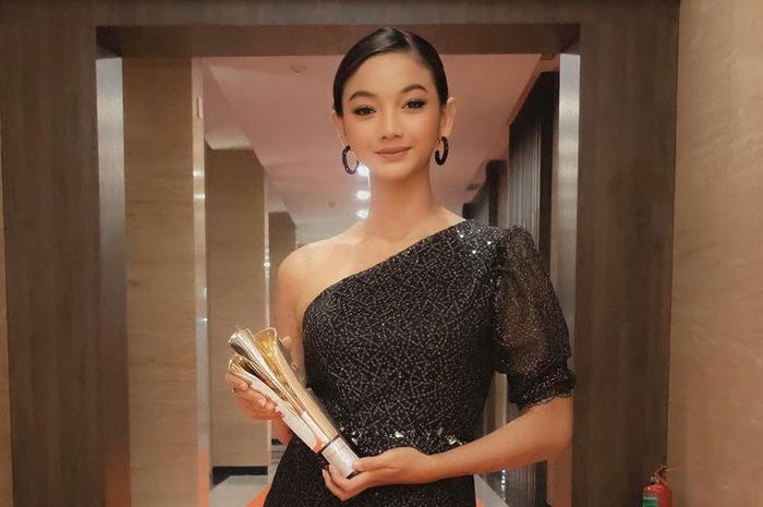 Rambut Pendek Tak Halangi Tampil bak Princess, Begini Tampilan Glenca ...