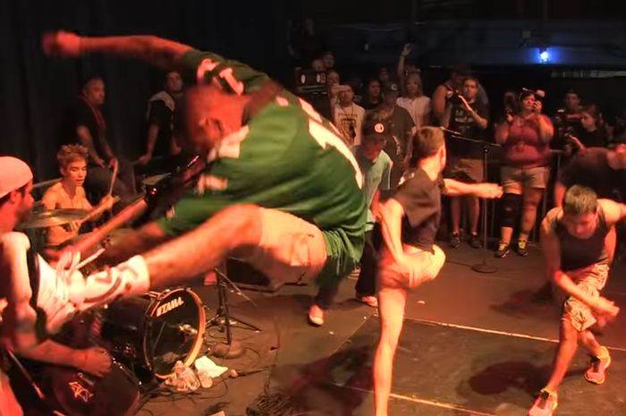 Ini Arti dan Sejarah Gerakan Two Step! Joget Pengiring Musik Hardcore - Hai