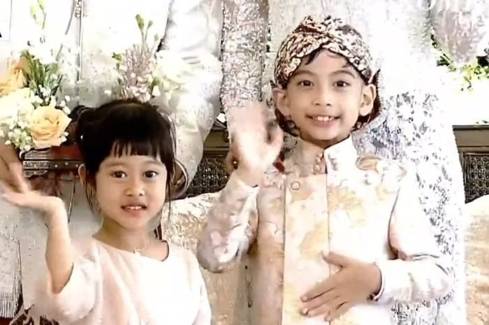 Gemas! Intip 4 Potret Jan Ethes Saat Antar Cincin Pernikahan Kaesang-Erina - Nova