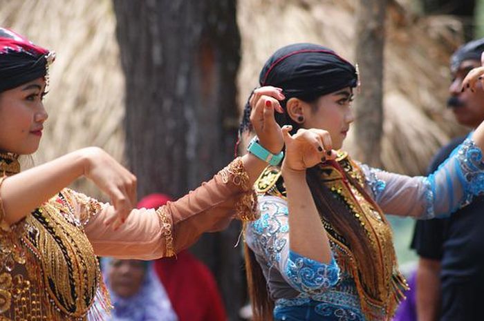 Definisi, Fungsi dan Contoh Interaksi Sosial Budaya dalam Kehidupan ...