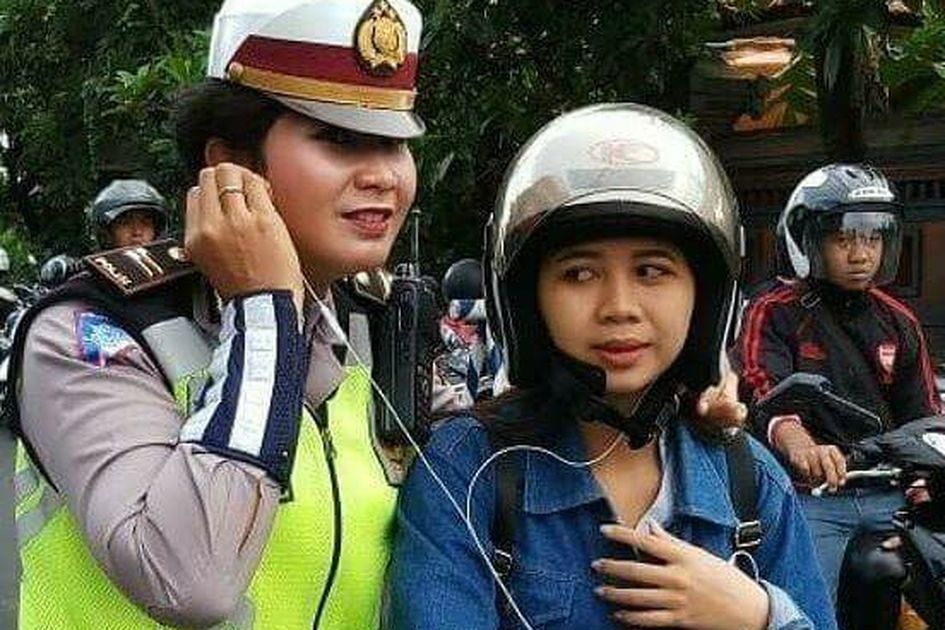 Suka Dengerin Musik Pake Headset saat Naik Motor? Bisa Didenda sampai ...