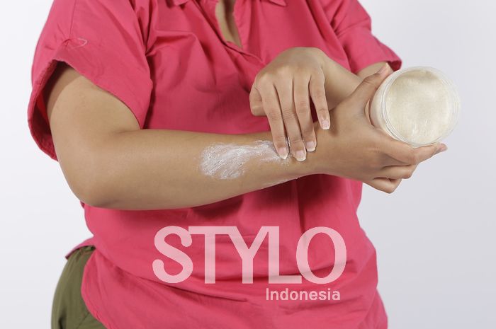 Cara Menghancurkan Daki Hitam di Lipatan Tubuh dengan Langkah Benar - Stylo