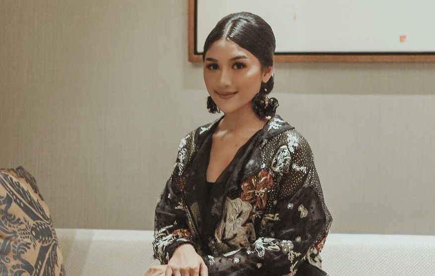 Gaya Elegan dan Mewah Erina Gudono Sang Menantu Presiden Saat Hadiri Fashion Show Jadi Sorotan
