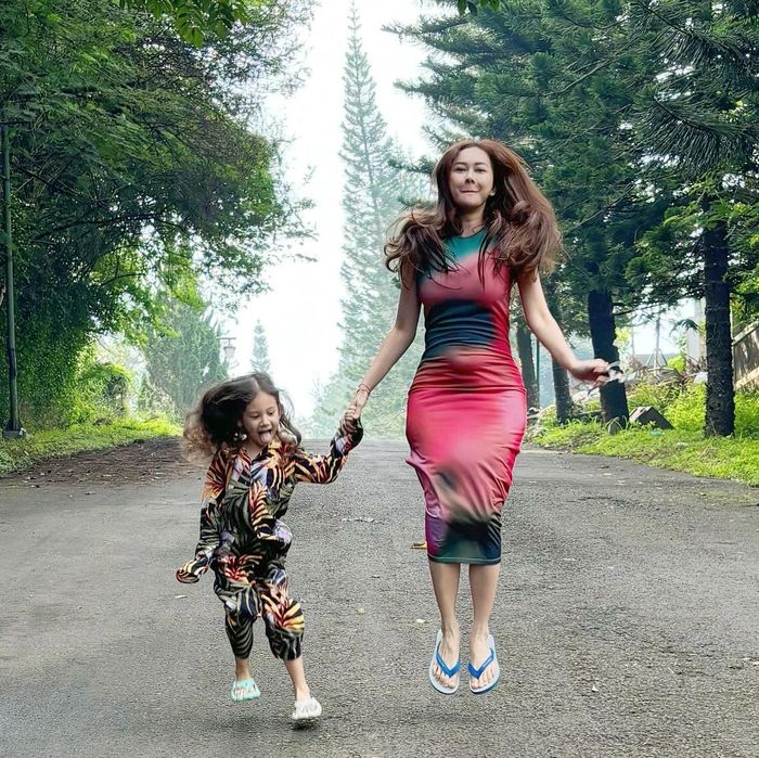 Santuy Pakai Swallow, Gaya Seksi Aura Kasih Pakai Dress Ketat Curi Perhatian - Halaman 2 - Stylo