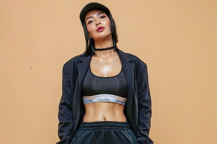 Janda Sekel, Potret Seksi Wika Salim Pakai Dress Ketat Pamer Lekuk Tubuh Disorot - Stylo