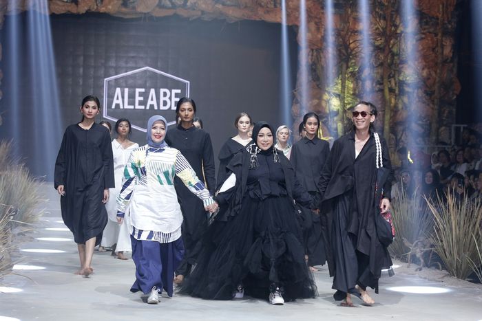 Istri Sandiaga Uno Nur Asia Jadi Muse Fashion Show, Pakai Busana ...