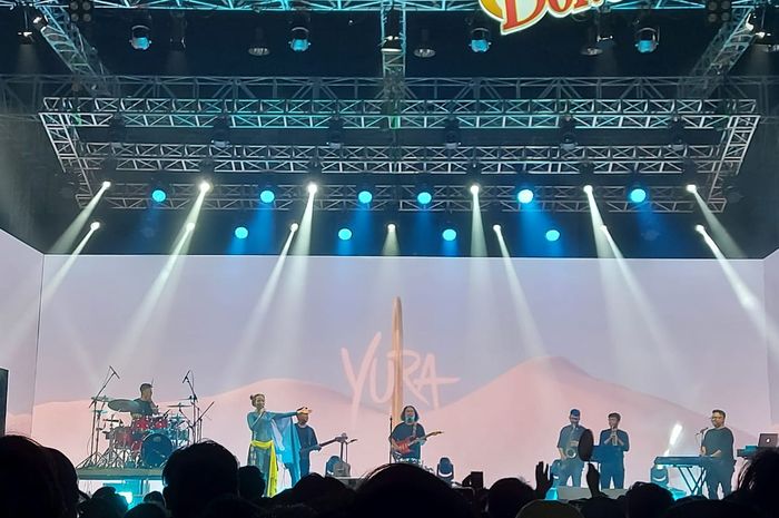 Nyanyikan Lagu ‘Tutur Batin’ di Konser The Sounds Project, Yura Yunita ...