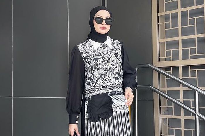 5 Inspirasi OOTD Hijab Monokrom Hitam Putih yang Modis Buat Jalan! - CewekBanget