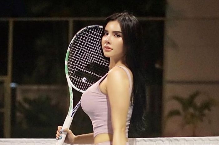 Duduk di Lapangan Tenis, Body Seksi Aduhai Maria Vania Jadi Sorotan - Stylo