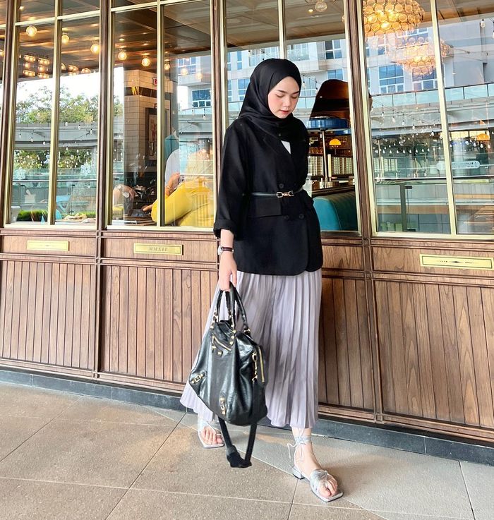 3 Inspirasi Fashion Hijab Padu Padan Blazer Hitam yang Modis dan Elegan ...