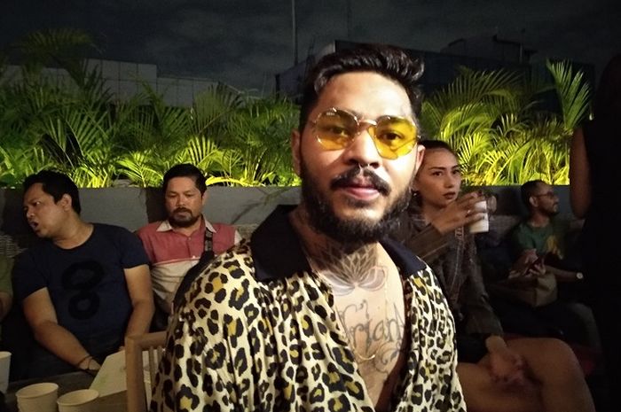 Digoda Pria Hot Yang Perutnya Kotak Kotak Lewat Dm Instagram Onadio