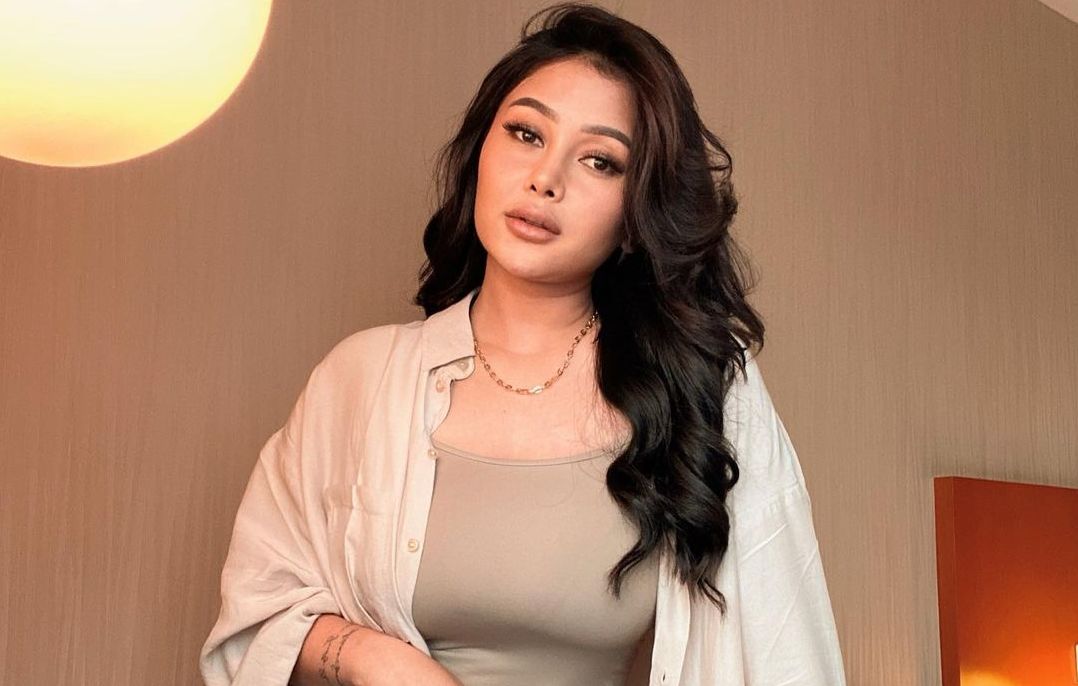 Intip Gaya Seksi Mutia Ayu Pakai Crop Top dan Jeans Saat Jalan Bareng Anak, Kayak Kakak Adik!