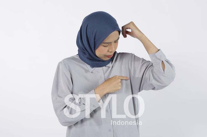 Cara Ngilangin Bau Ketek untuk Pekerja Kantoran, Kamu Wajib Tahu! - Stylo