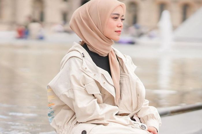 Pamer Leher Pakai Turban, Konsep Gaya Hijab Lesty Kejora Dipertanyakan - Stylo