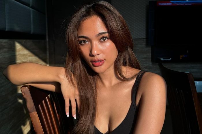 Seksi Eksotis Berbalut Tube Dress, Marion Jola Bikin Netizen Iri Gegara Warna Kulitnya - Stylo