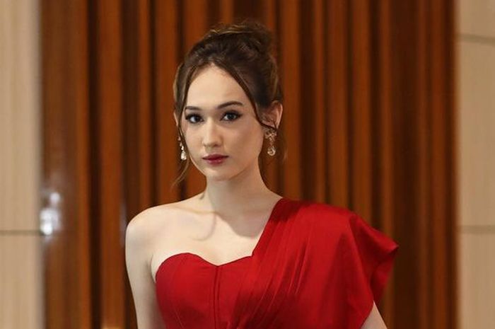 Pesona Wanita Berbaju Merah, Laura Moane Tampil Glamor Kenakan Dress ...