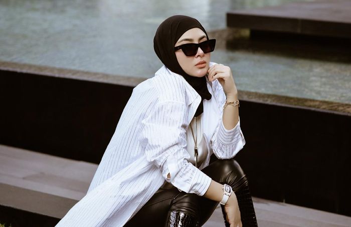 Pose Kece Syahrini, Bersolek Serba Hitam Ala Cewek Mafia, Tak Disangka ...
