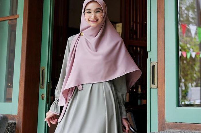 5 Model Dress Lebaran Sederhana Tapi Modis ala Selebgram Bella Almira - CewekBanget
