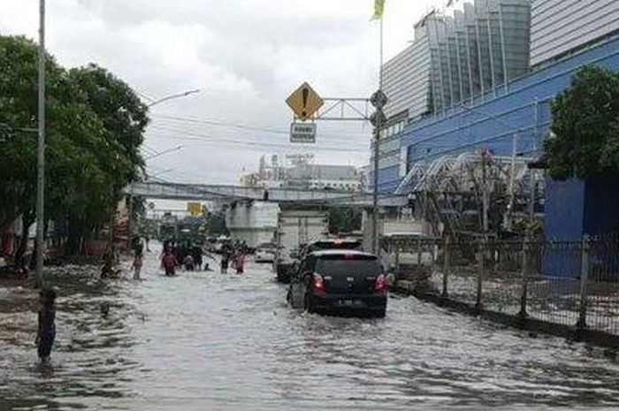 Perhatikan! Ini Batas Aman Mobil Terjang Banjir, Bisa Cegah Kerusakan - Nova