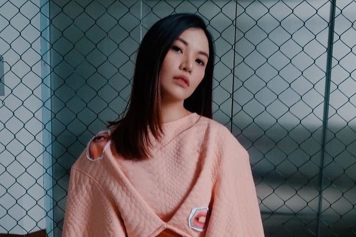 Rela Pindah Keyakinan Demi Nikahi Brondong, Potret Terbaru Mesty Mez ...