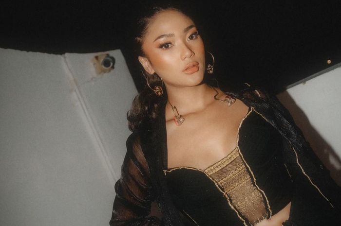 Manggung Pakai Rok Belahan Tinggi Sampai Paha Eksotis Terekspos, Marion Jola Malah Dipuji Habis ...