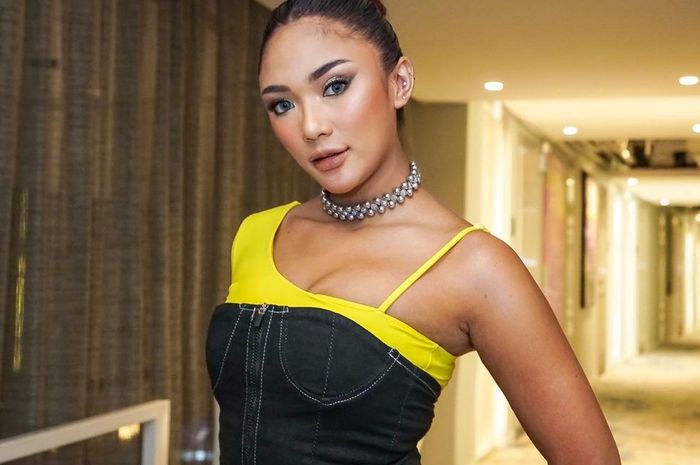 Ngedeprok di Pantai Pakai Bikini, Tato di Perut Marion Jola Jadi ...