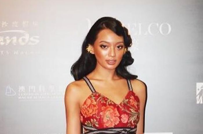 Seksinya Asmara Abigail dalam Balutan Dress Belahan Dada Rendah Tuai ...