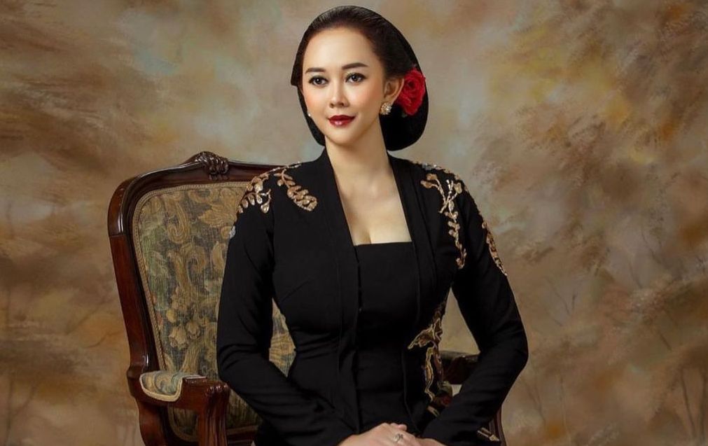 Tren Kebaya 2023: Inspirasi Kebaya Simpel Putih Elegan ala Aura Kasih Tren Kebaya 2023: Inspirasi Kebaya Simpel Putih Elegan ala Aura Kasih