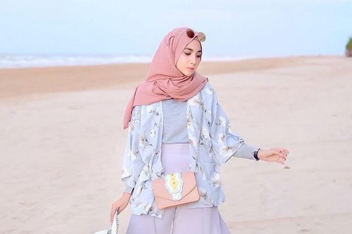 6 Ide OOTD Hijab Pantai yang Modis dan Kece Buat Dipakai Foto! - CewekBanget