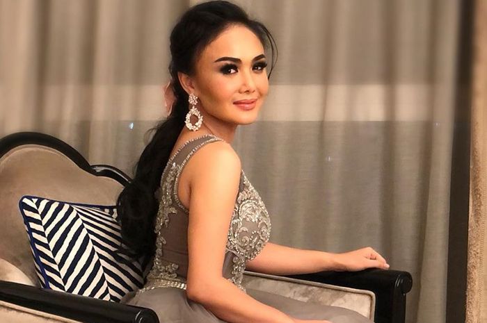 Wajah Cantik Awet Mudanya Bikin Salfok, Yuni Shara Justru Tampil Seksi Pakai Kaus Ketat Pamer ...