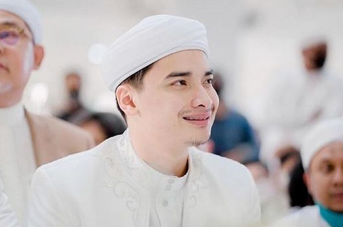 Heboh Foto Alvin Faiz di Dalam Lift Hotel, Netizen Salah Fokus sama ...