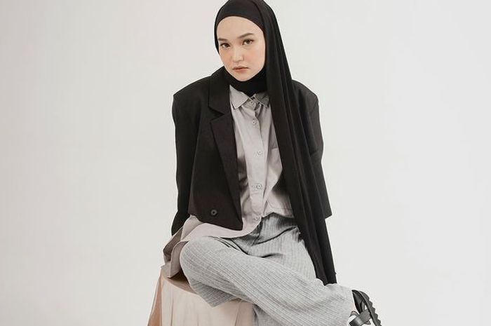 5 OOTD Hijab Pakai Crop Blazer untuk Tampilan Hijabers Edgy! - CewekBanget