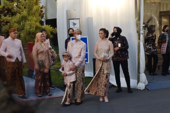 Jan Ethes Malu-malu Saat Ditanya Awak Media Usai Bawakan Cincin di Pernikahan Kaesang dan Erina ...