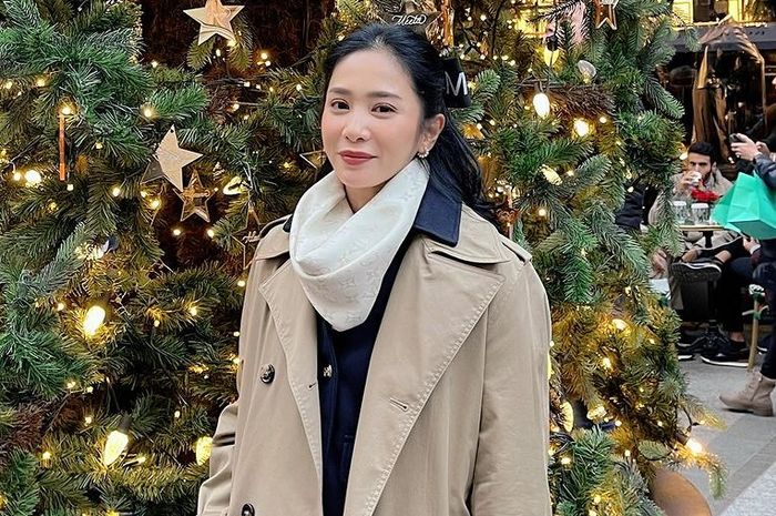 Warnanya Mentereng, Harga Tas Bunga Zainal Saat Liburan ke Luar Negeri ...