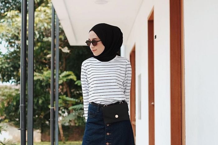 6 Mix and Match Outfit Stripes buat Malam Mingguan Ala Selebgram Hijab Rizky Amelia - CewekBanget