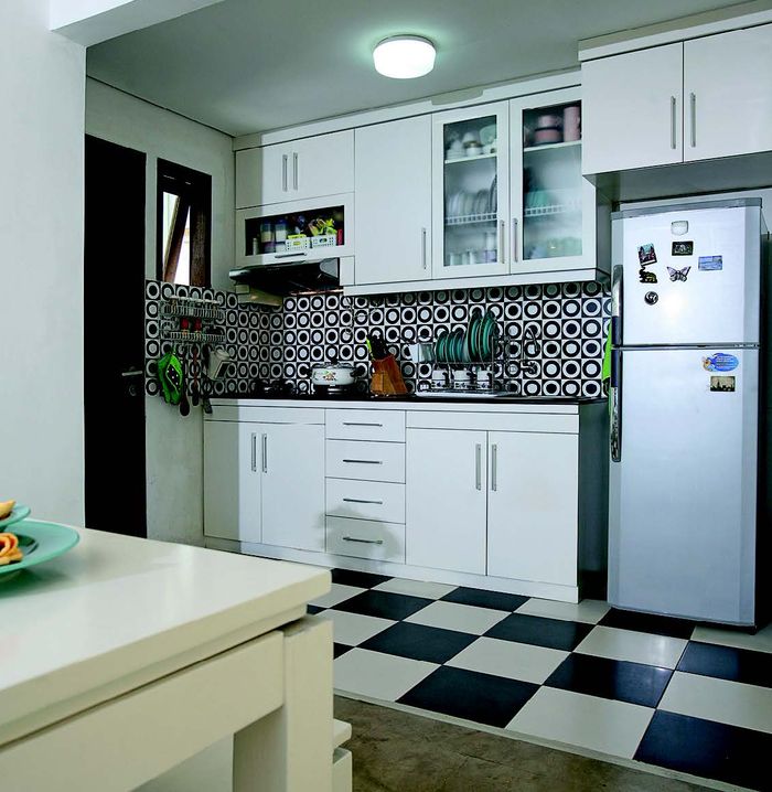 Roster dan Jendelanya Tak Lazim, Ini Cara Arsitek Akali Lahan Sempit ...