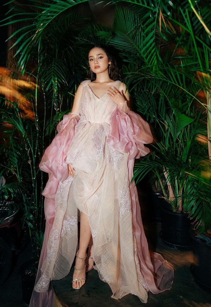 Kayak Bukan Manusia! Tulang Dada Sampai Terlihat, Gaya Syifa Hadju Saat ...