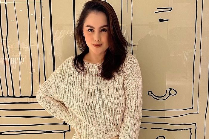 Depan Tertutup Tapi Belakangnya Bolong, Jennifer Dunn Pakai Backless ...