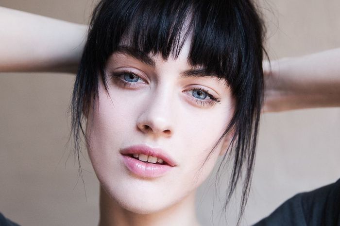 5 Cara Mengatasi Poni yang Gampang Lepek. Rambut Badai Terus! - CewekBanget