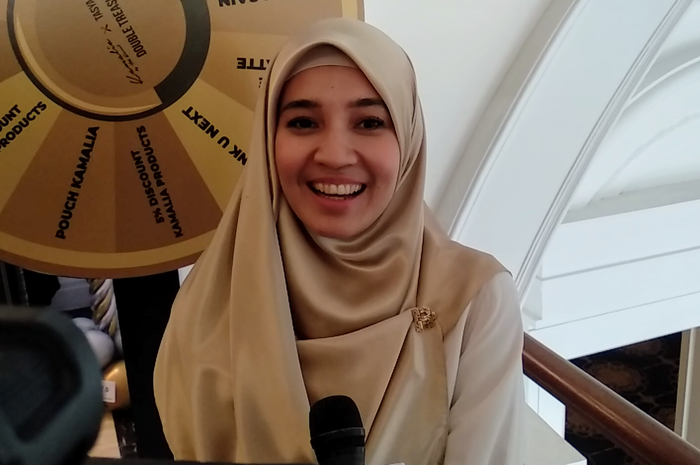 Rumah Tangganya Selalu Adem Ayem dan Jauh dari Berita Miring, Dhini ... Rumah Tangganya Selalu Adem Ayem dan Jauh dari Berita Miring, Dhini ...
