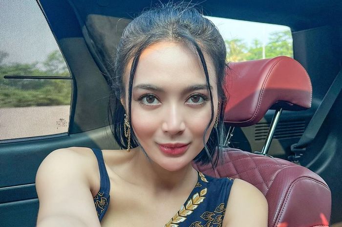 Padahal Cuma Naik Kereta, Wika Salim Nekat Pamer Perut Mulus Pakai Crop ... Padahal Cuma Naik Kereta, Wika Salim Nekat Pamer Perut Mulus Pakai Crop ...