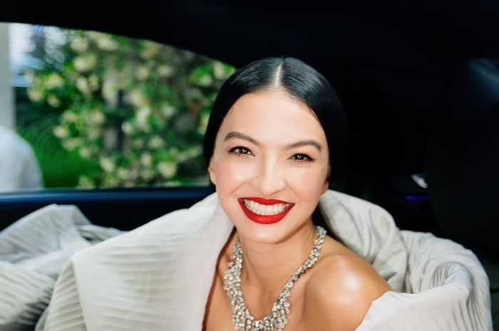 Definisi Cantik Berkelas, Raline Shah Pamer Potret Kenakan Dress ... Definisi Cantik Berkelas, Raline Shah Pamer Potret Kenakan Dress ...