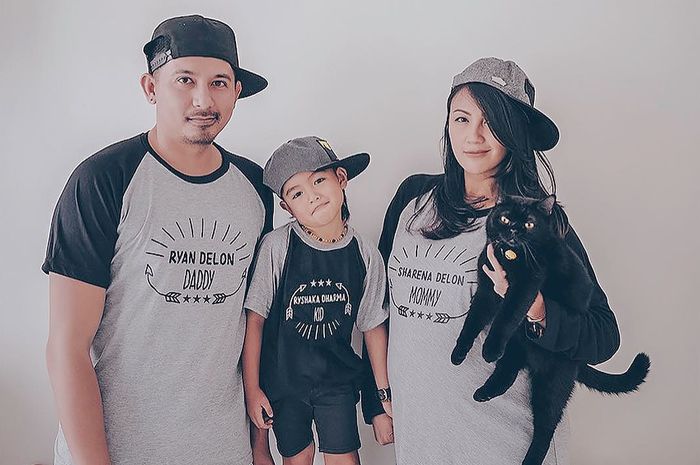 Unggah Foto Keluarga, Sharena Delon: Dua Anak Saja Cukup!