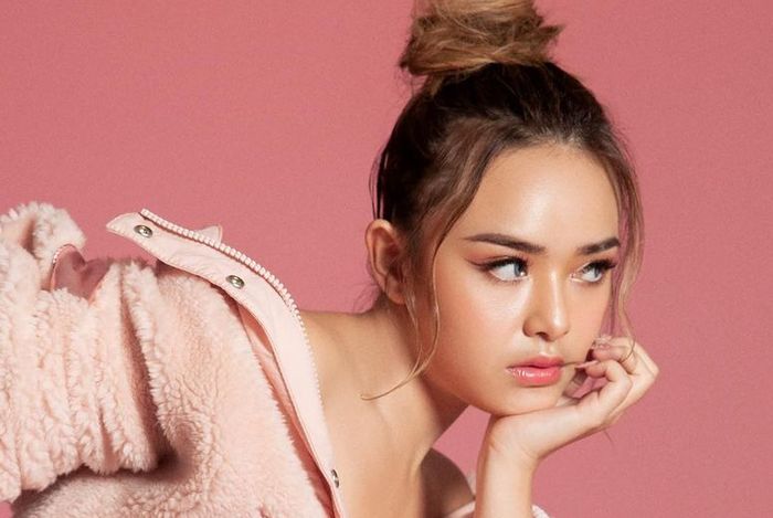 BERITA TERPOPULER: Jam Tangan Mahal Amanda Manopo Saat Main Lato-lato ...