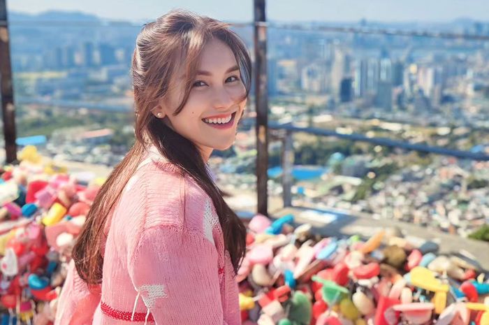 Pakai Tanktop Dan Rok Mini Di Luar Negeri Gaya Liburan Ayu Ting Ting 9671