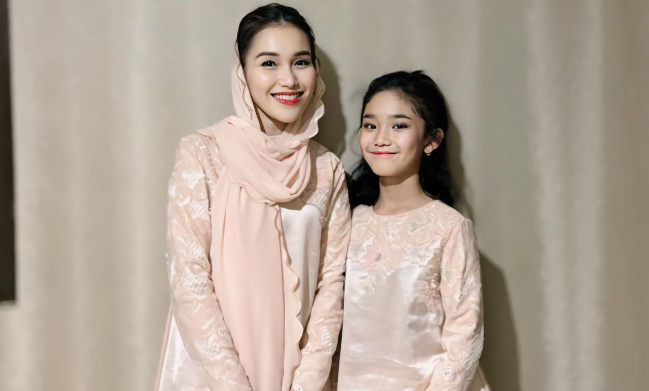 Kompaknya Ayu Ting Ting dan Bilqis Kenakan Dress Kuning yang Cantik dan Elegan