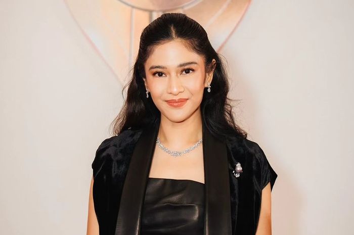 Dosen Paling Slay Se-Indonesia! Dian Sastro Pamer OOTD Kece Serba Hitam di Bandara Juanda!