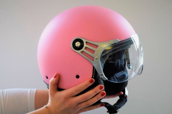 Mudah Banget! Berikut Cara Mencuci Helm yang Benar dan Bisa Dilakukan ...