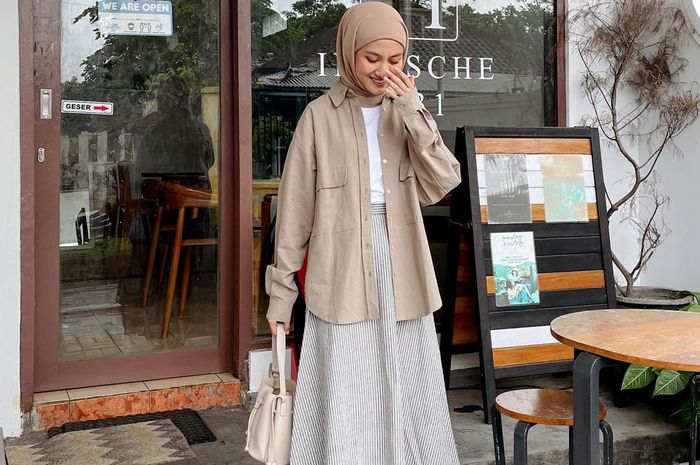 5 Inspirasi Outfit Hijab Cokelat Susu Cocok Buat Liburan Sekolah ...